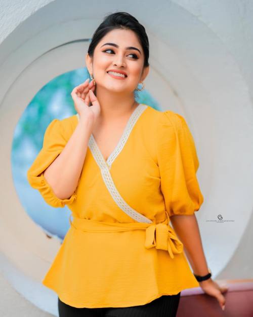 Maneesha Chanchala Biography Birthday Age Family Photos and Videos ...