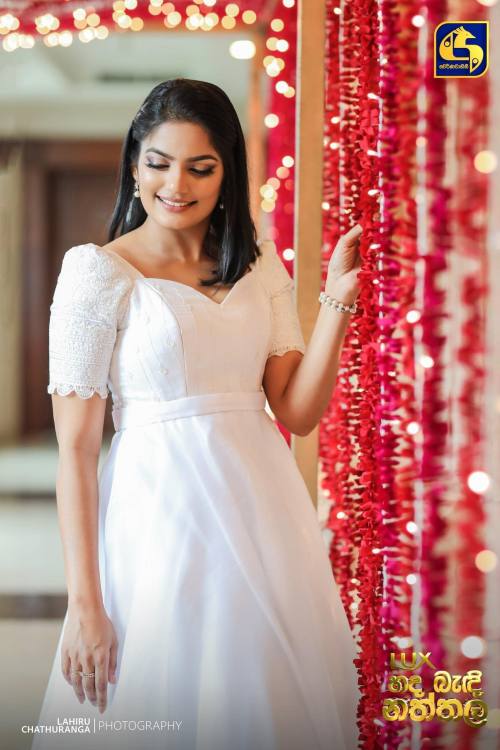 Anuradha Edirisinghe Biography Birthday Age Family Photos and Videos ...