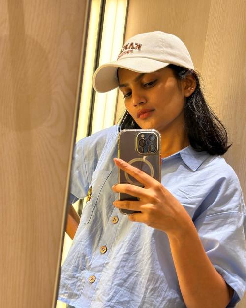 Anuradha Edirisinghe Biography Birthday Age Family Photos and Videos ...