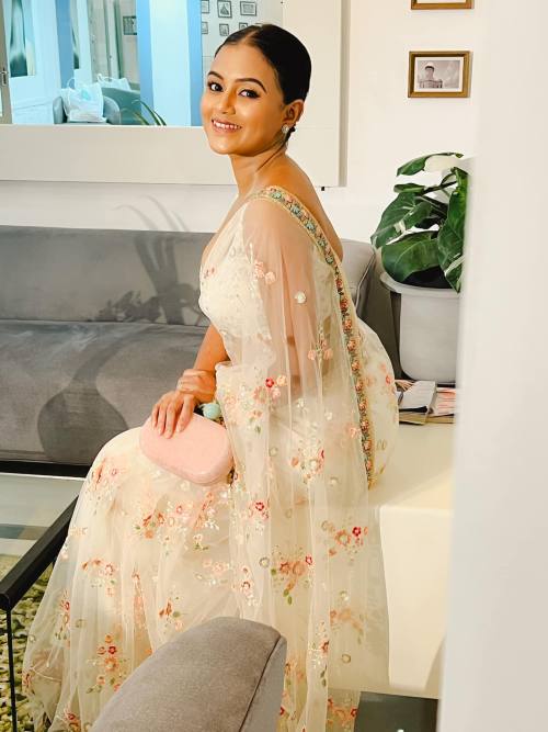 Dinakshie Priyasad Biography Birthday Age Family Photos and Videos ...