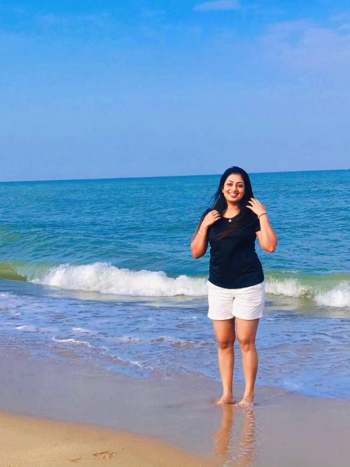 Dilhani Weerasinghe Biography Birthday Age Family Photos and Videos ...