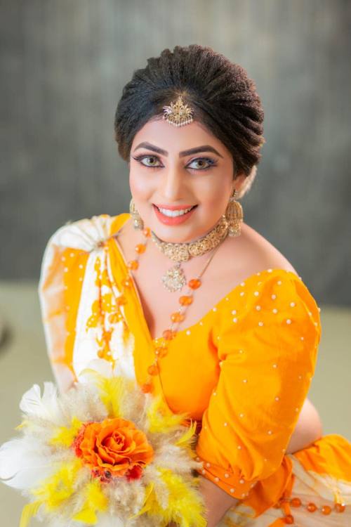 Dilhani Weerasinghe Biography Birthday Age Family Photos and Videos ...