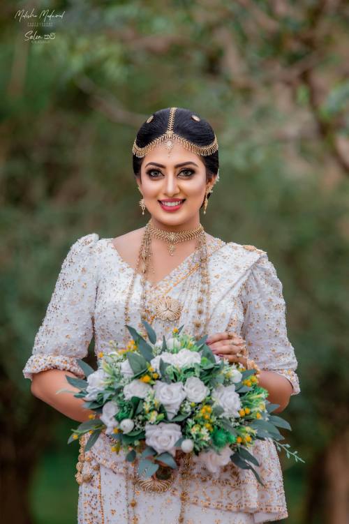 Dilhani Weerasinghe Biography Birthday Age Family Photos and Videos ...