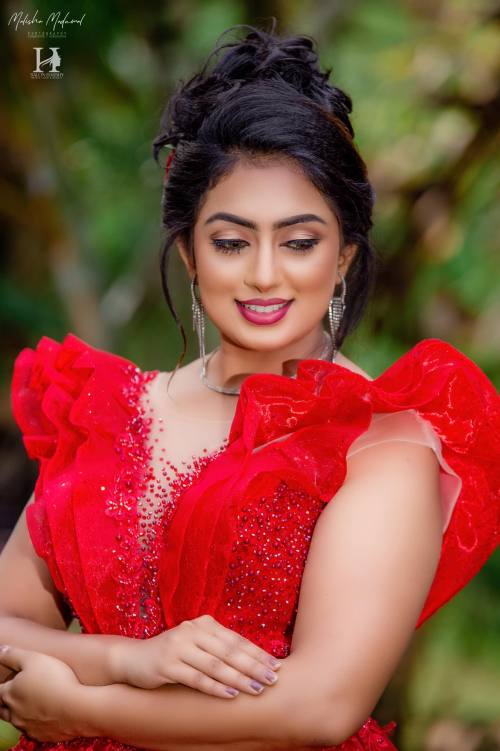 Dilhani Weerasinghe Biography Birthday Age Family Photos and Videos ...