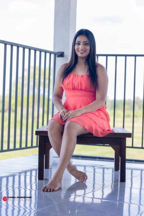 Dilhani Weerasinghe Biography Birthday Age Family Photos and Videos ...
