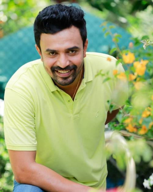 Isuru Lokuhettiarachchi Biography Birthday Age Family Photos and Videos ...