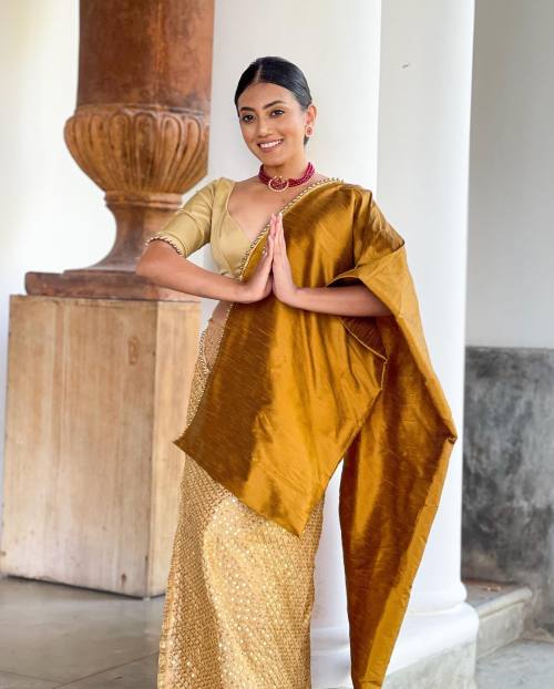 Shanudrie Priyasad Biography Birthday Age Family Photos and Videos ...