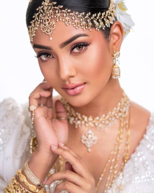 Miona De Silva Biography Birthday Age Family Photos and Videos | Actor.lk